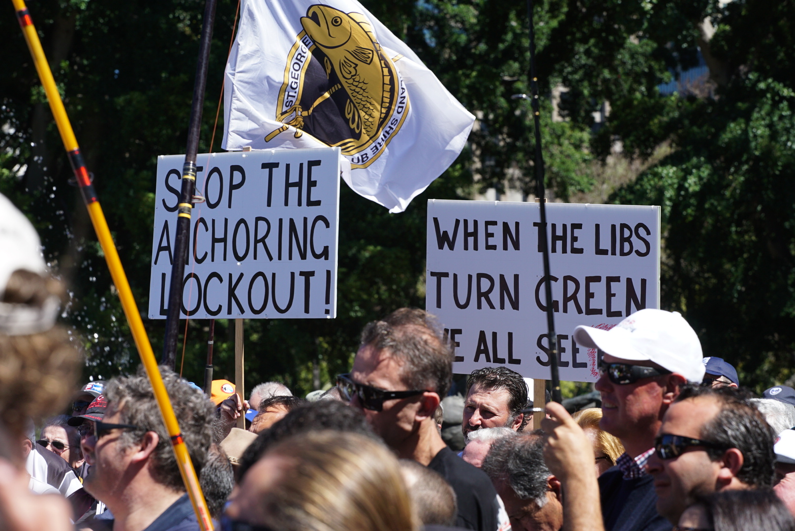 Thousands protest against marine park lock-outs - Fishing World Australia