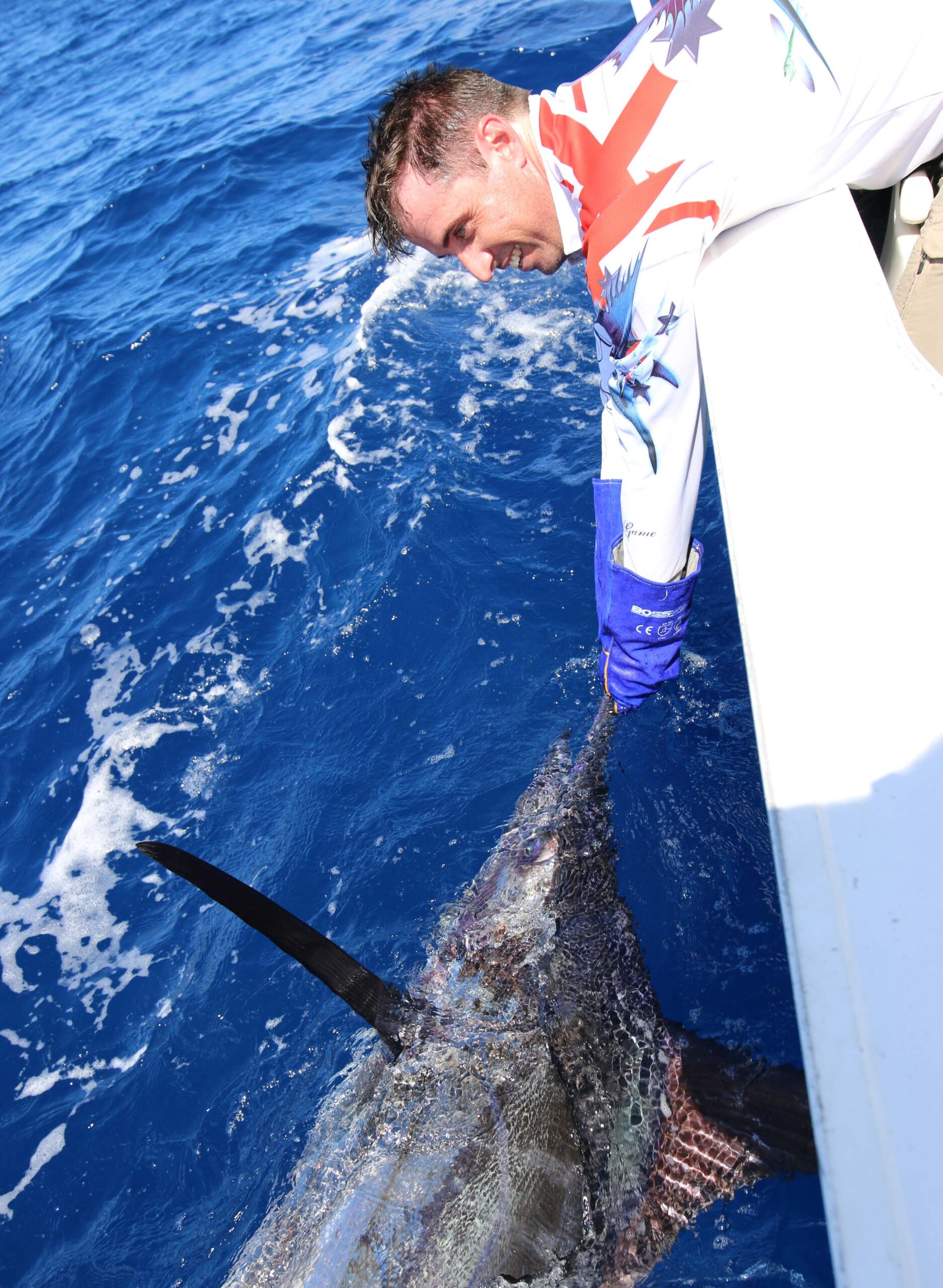 Landing fish - Fishing World Australia